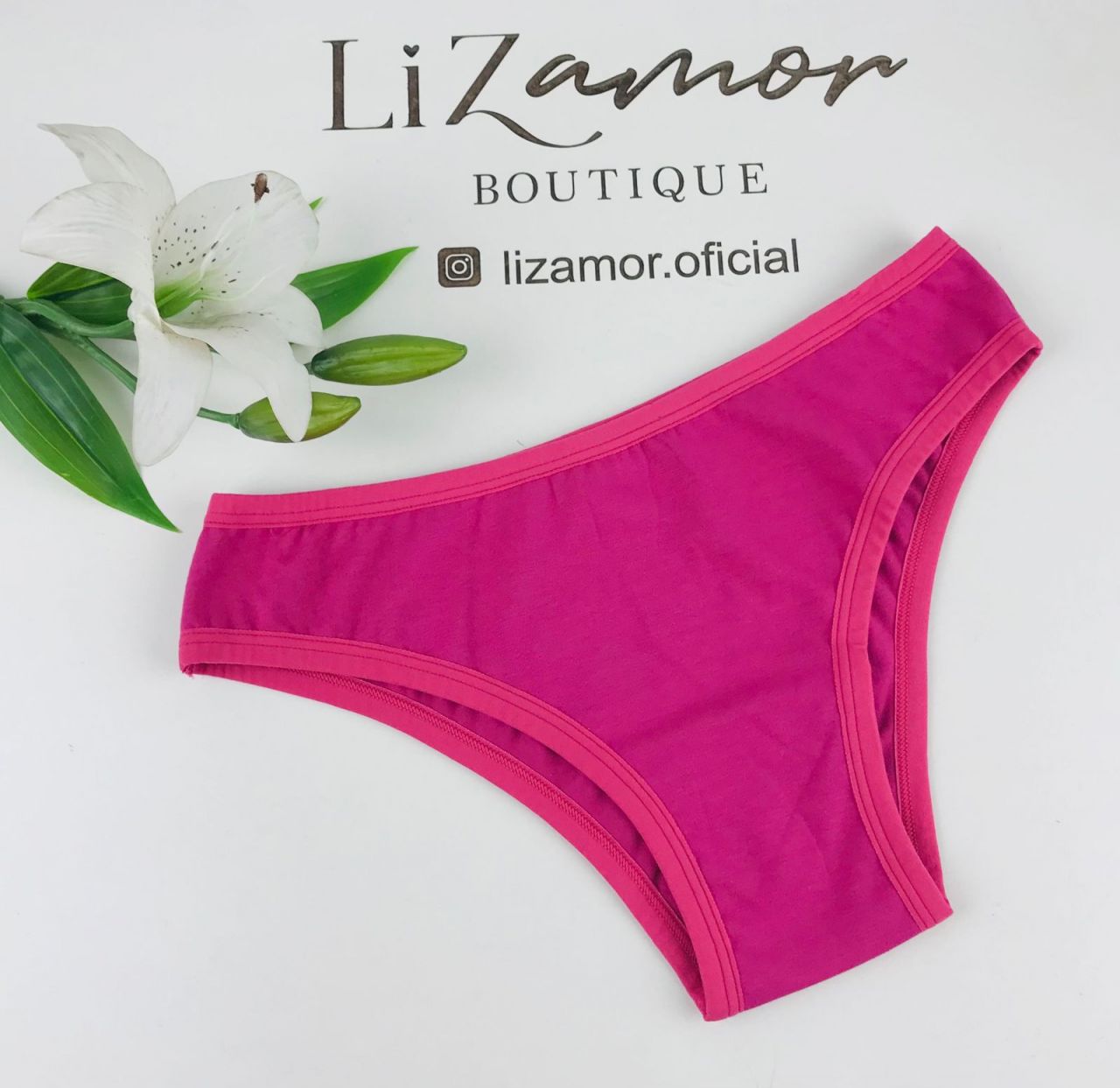 Tanga de coton lisa com viés reforçado.